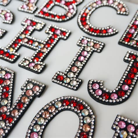 Az สีชมพูสีแดง Rhinestone ตัวอักษรภาษาอังกฤษตัวอักษรเย็บเหล็กบน Patch Badge 三维 Handmade ตัวอักษร