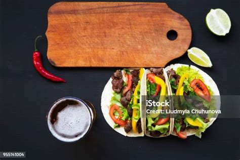 쇠고기와 야채 맥주와 라임 검은 배경에 타코 보기 가기 멕시코 부엌입니다 공간에 복사 합니다 플랫이 하다 0명에 대한 스톡 사진 및 기타 이미지 Istock