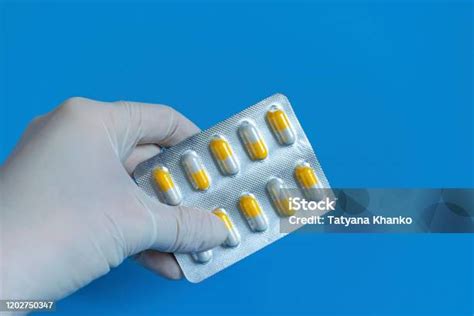 흰색 일회용 장갑 코로나 바이러스 개인 보호 장비 일회용 의료 마스크 주사기 백신 및 알약이있는 약물 바이러스 독감에 대한 의약품 항생제 바이러스의 개념 건강관리와 의술에