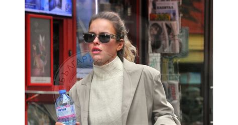 Гаджето на Папи Ханс в мъжки костюм