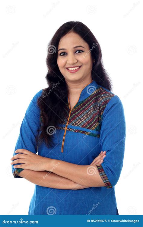 Portret Van Vrolijke Indische Jonge Vrouw Stock Afbeelding Image Of Gezicht Persoon