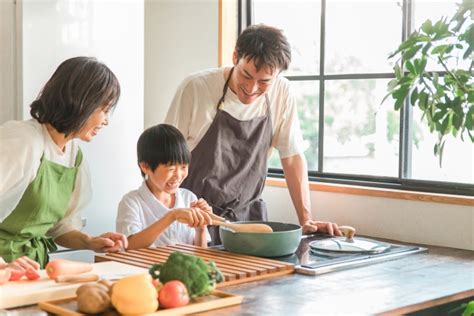 今回は包丁や野菜の切り方などを 紹介するよ。簡単レシピも参考にして、 夏休みに料理を作ってみよう！
