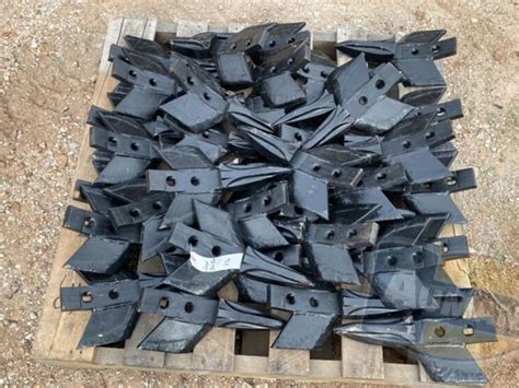 36 Winged Chisel Points Lot 81 Ed Larson Farm Equipment Retirement
