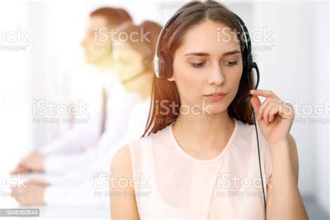 센터 운영자를 호출 합니다 헤드셋에서 젊은 밝은 웃는 여자에 초점 비즈니스 및 고객 서비스 개념입니다 It 지원에 대한 스톡