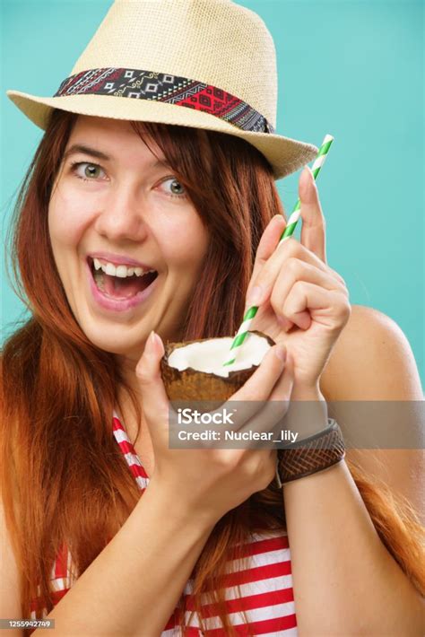 수영복과 밀짚 모자를 쓴 여성이 화려한 청록색 배경을 통해 코코넛 우유를 마신다 거리에 대한 스톡 사진 및 기타 이미지 거리