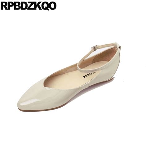 부드러운 발레 플랫 여성 누드 대형 특허 가죽 신발 발레리나 중국 작업 디자이너 발목 스트랩 뾰족한 발가락 2021여성용 플랫 Aliexpress