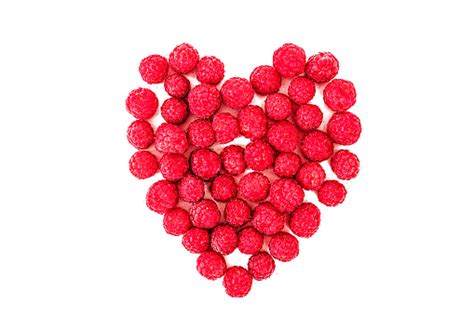 발렌타인 데이의 상징으로 마음의 모양에 라즈베리와 화이트 배경에서 사랑 개념에 대한 스톡 사진 및 기타 이미지 개념 개념과 주제 건강한 생활방식 Istock