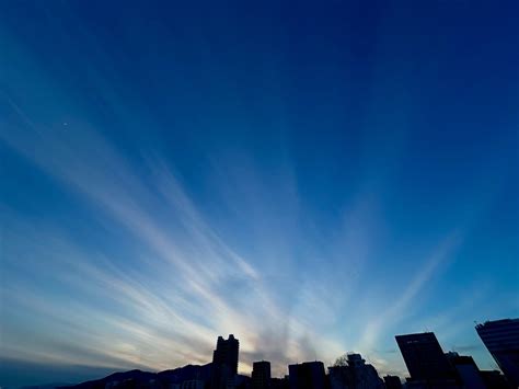 1月5日 小寒 の夕方 札幌 豊平川 右岸 太陽が 藻岩山 の向こうに沈む頃 巻雲 が放射状に伸び 光の半円 暈 が薄く現れ