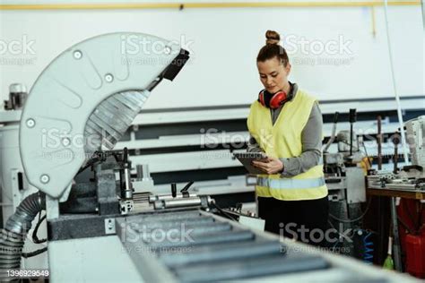 공장에 있는 여성 파란 고리 노동자 Cnc 기계를 유지하는 35 39세에 대한 스톡 사진 및 기타 이미지 35 39세 Cnc 장치 개성 개념 Istock