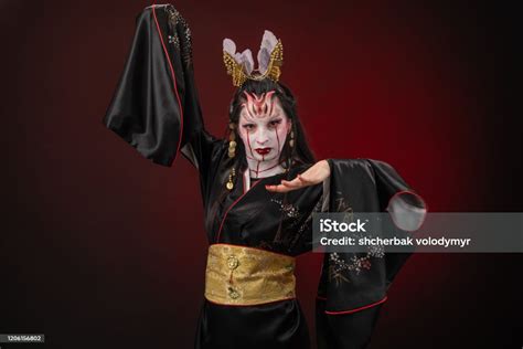 무서운 마녀 유령 이야기 모양에 마술 아시아 여자 입 피 상처 검은 긴 머리 스튜디오 조명 어두운 빨간 배경 할로윈을 위해 메이크업 검은색에 대한 스톡 사진 및 기타 이미지