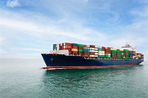 아시아 태평양 및 유럽 비즈니스 및 산업 배송 서비스 운송 개념 정면을 포함하여 전 세계로화물 물류 수출입 상품을 국제적으로 운송하기 위해 심해에서 전속력으로 항해하는 대형