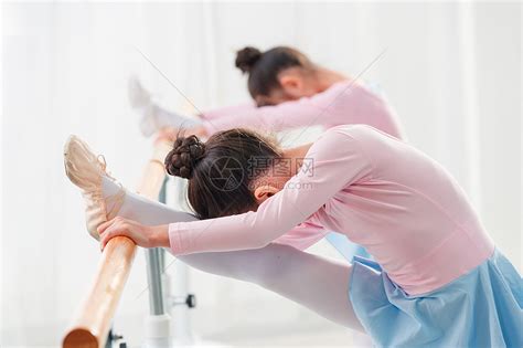 练习舞蹈基本功的小女孩高清图片下载 正版图片507614366 摄图网