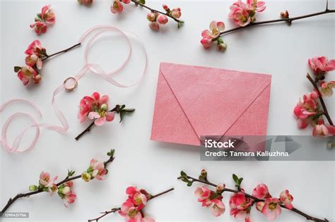 모형 인사말 카드 스프링 구성 철쭉의 개화 분기와 텍스트 봉투 축 초대 0명에 대한 스톡 사진 및 기타 이미지 0명 개념