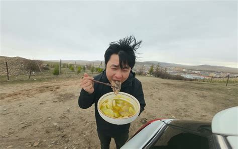 若尔盖草原山上啃牦牛肉吃风大海拔高1小时水都没烧开凑合吃 李一生L 李一生L 哔哩哔哩视频