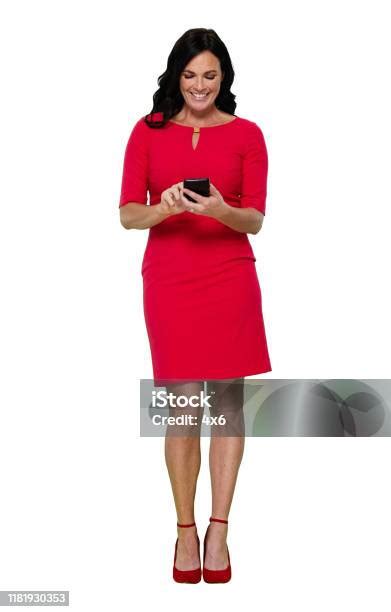 전체 길이정면 보기카메라성인 의 1 인 아름 다운 검은 머리긴 머리 백인 여성젊은 여성 입고 입고 드레스와 하이힐 을 입고 웃고