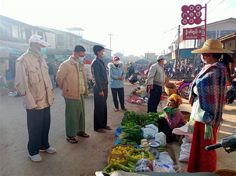 ပင်လုံမြို့ မြို့မဈေးအတွင်း အပြင်၌ ဈေးရောင်းချသူများကို ကိုဗစ် ၁၉ ရောဂ