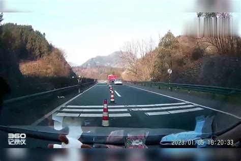刚出隧道就遇上施工锥桶幸亏视频车司机没有乱打方向