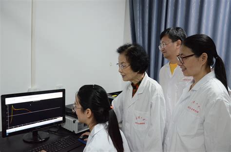 2019年8月张俐娜左二指导研究生 武汉大学化学与分子科学学院
