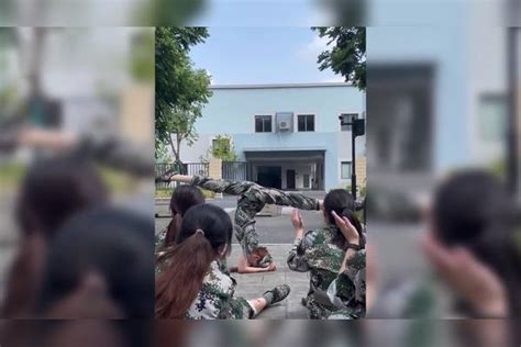 军训表演才艺，女生展示倒立旋转一字马，获得全场“哇”声一片军训才艺女生