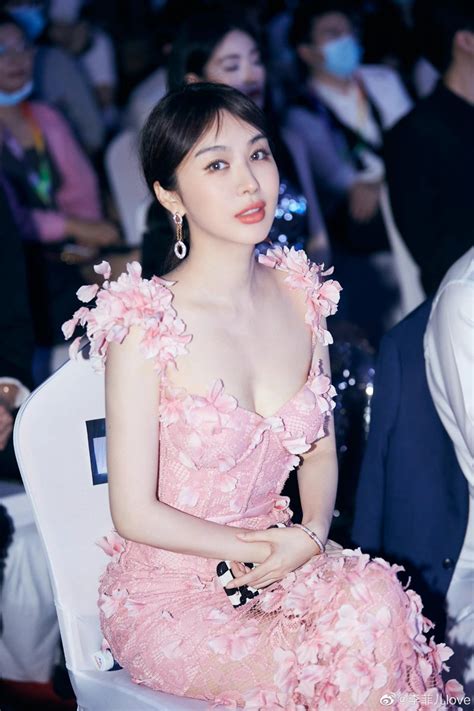 镜面 On Twitter 菲姐奶子真不错😍