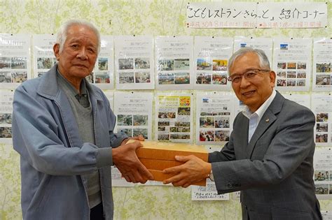 上田市の大澤重夫さん75が社会福祉法人まるこ福祉会に菓子を寄付 地鶏真田丸生産者でギフトショップオオサワを経営 東信ジャーナル