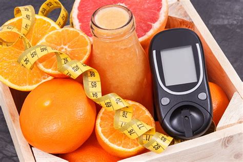 설탕 수준을 측정하기위한 포도당 미터 감귤류와 센티미터에서 갓 혼합 된 Coctail 당뇨병 슬리밍 및 건강한 영양 개념 과일에 대한 스톡 사진 및 기타 이미지 Istock