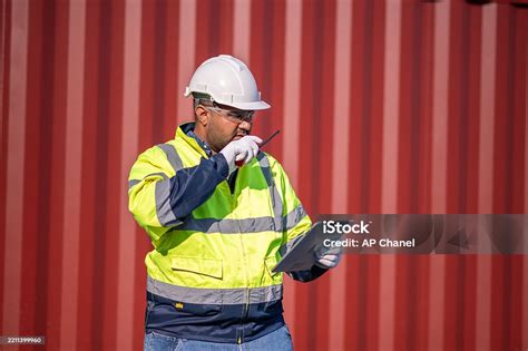 선박 산업의 재고 선적 일정 또는 컨테이너 추적 기술 및 안전을 관리하는 운영 물류 및 선적 야드를 감독하는 부두 작업자 또는 엔지니어 컨테이너 야드에서 활동하는 전문가를