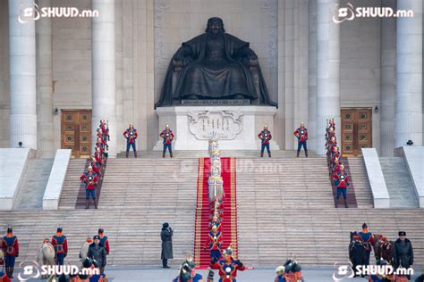 Фото Төрийн далбааг мандуулж Төрийн тугийг цэнгүүллээ