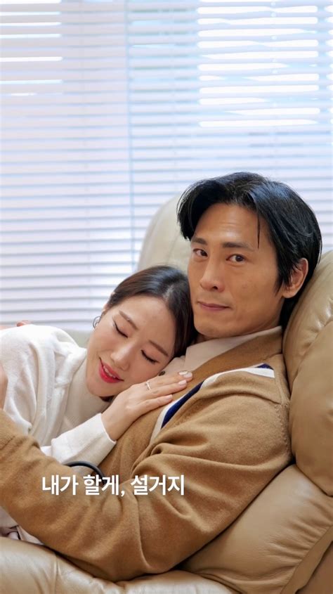 개그맨 김재우 맞는게 별로없던 두사람이 만나 서로 모난 부분 달래주고 열심히 아껴주며 살다보니 지금 제 어깨 위엔 아내의 꼬리뼈와 딱 맞는 자리가 생겼어요 결혼하는