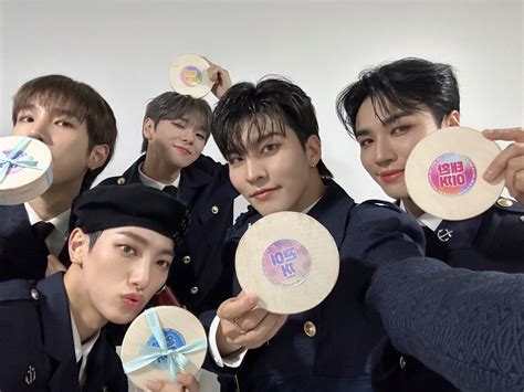 오늘 한 컴백 쇼케이스에서 새앨범 곡 6개 중 4개 무대 한 배너 Vanner 오리광장 뉴덕