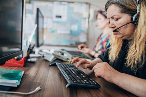 컴퓨터 지도에서 자동차를 안내하는 두 명의 여성 디스패처 2명에 대한 스톡 사진 및 기타 이미지 2명 고객 서비스 담당자 교통 관련 직업 Istock