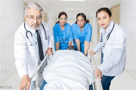인도 간호사와 의사 팀이 수술을 위해 환자를 수술실로 데려갑니다 중상을 입은 환자 응급실 건강 관리 개념 35 39세에 대한 스톡 사진 및 기타 이미지 Istock