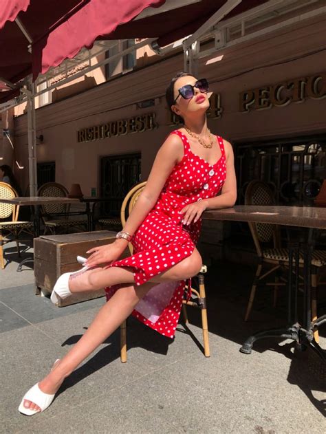 Девушка в красном платье