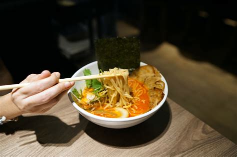 매운 돈 코 츠 라 멘돼지 뼈 국물에 따라 육수로 만든 일본 국수 국물에 칠리 오일과 혼합 하 여 얇게 썬 돼지고기 와 목 제