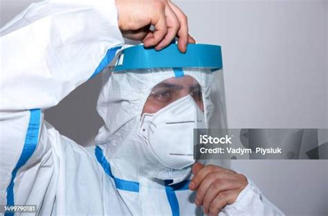 의료 보호복 고글 마스크 장갑을 착용한 의사 바이러스 전염병에 의한 보호 메르스 코로나바이러스 헬스케어 개념 25 29세에 대한 스톡 사진 및 기타 이미지 Istock
