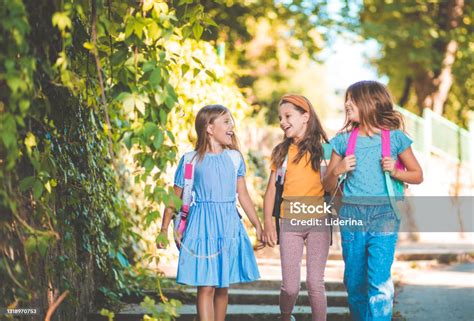쓰리 파크와 학교 가방으로 걷는 세 명의 어린 소녀 학교에 대한 하루 3 명에 대한 스톡 사진 및 기타 이미지 3 명 6 7 살 8 9 살 Istock
