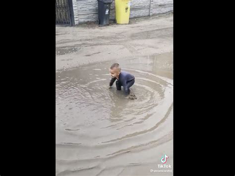 Видео Момче ужива додека игра во кал