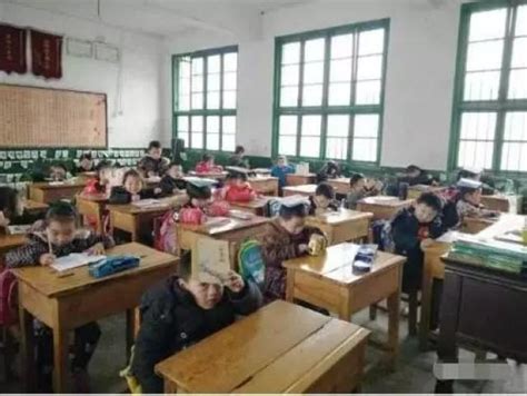 小时候上学 小时候 上学的路上 大山谷图库