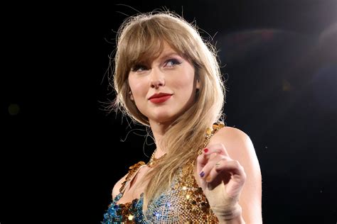 Taylor Swifts Piano Playing By Itself At Concert Sparks Conspiracy