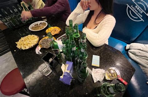 最新封神 极品原创海角绿帽大神真实记录换妻聚会 淫乱的脱衣服游戏 让两女穿上丝袜共侍一夫 高清720P原档 1V 507MB 老司机