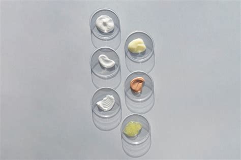 크림 스크럽 세럼 오일의 여러 가지 색상의 질감이 회색 배경에 페트리 접시에 있습니다 부드러운 초점 갈색에 대한 스톡 사진 및 기타 이미지 Istock