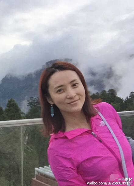 40岁蒋勤勤晒素颜照 皮肤白嫩身材曼妙图手机凤凰网