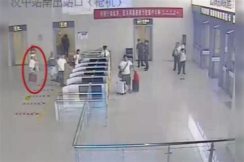 汉中女子屡次逃票 被发现后威胁民警敢动我让你们赔命