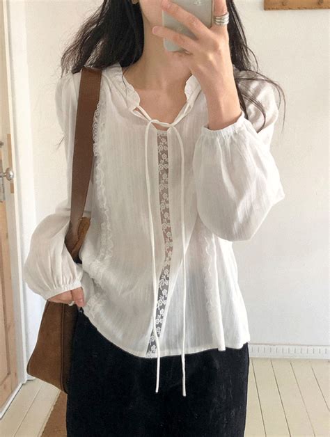 스프링콤마 슈에뜨 레이스끈블라우스