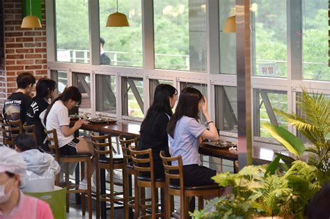 학교 식당의 변신…사제간 상담하고 콘서트도 관람 노컷뉴스