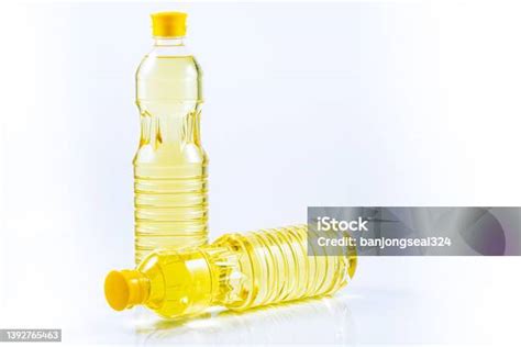 흰색 배경에 천연 해바라기 기름이있는 병 식물성 기름 식물성 식용유의 플라스틱 병 올리브유에 대한 스톡 사진 및 기타 이미지 올리브유 0명 3차원 형태 Istock