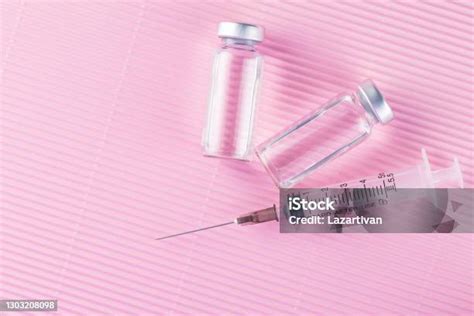백신 및 주사기 주입을 이용한 헬스케어 치료 개념 예방 및 예방 접종을위한 분홍색 배경에 백신 및 주사기 공간을 복사합니다 위쪽 보기 0명에 대한 스톡 사진 및 기타 이미지