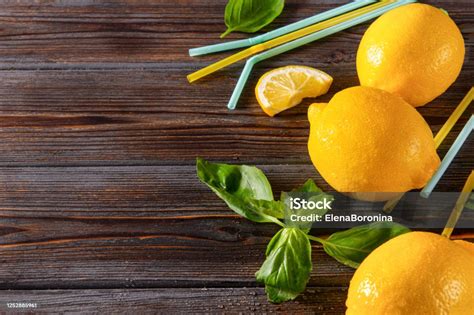 녹색 바질 가지 노란 육즙 레몬 어두운 나무 배경 상단보기에 칵테일 튜브 과일에 대한 스톡 사진 및 기타 이미지 과일 구도 노랑 Istock