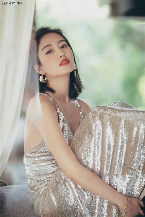 杨采钰一袭银色亮片连衣裙，热情洋溢红唇简约性感 搜狐大视野 搜狐新闻