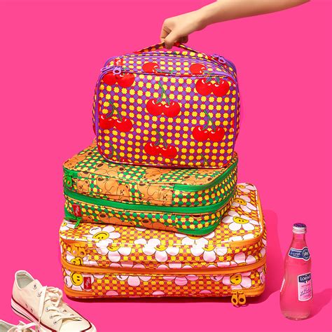 위글위글 공식 인스타그램 New 여행에 행복을 더해주는 비치타월 넉넉한 사이즈와 귀여운 디자인까지 너무 귀여워서 기절🤤 실물은 더 귀엽대🤫 여름 휴가를 더욱 더